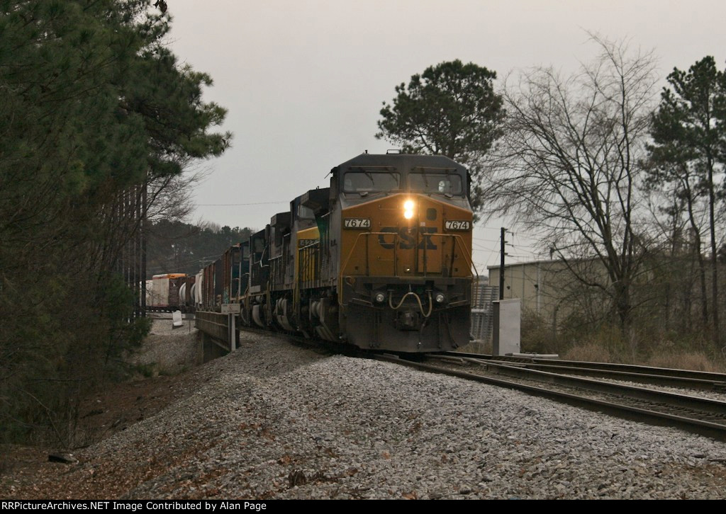 CSX C40-8W 7674 waits for green